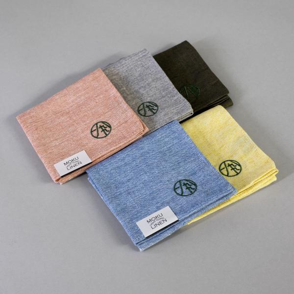 リネンを50%も使用しているMOKU LINEN ハンカチは、さらりとしたさわやかな肌ざわり、優れた吸水性と速乾性が特徴です。さらに使えば使うほど風合いが増すのもリネンの良いところ。洗うほどに柔らかさもアップ、カラーも少しずつ風合いが出て、...