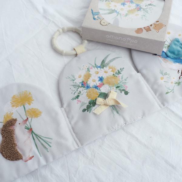 お祝いの気持ちが込もった花束のように、大人も貰って嬉しいデザインに仕上げました。えほんの中心に描かれた花束は、cocory friendsのどうぶつたちがそれぞれ運んできたもの。「幸福」「安らぎ」など赤ちゃんとママへのエールになるような花言...