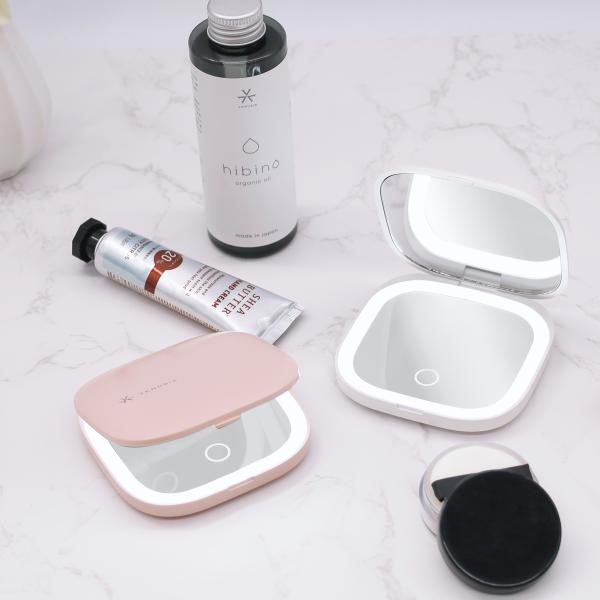 家でも外でも手軽に使える3色LEDライト調色調光機能や持ち運びやすい手のひらサイズのコンパクトなミラー。お出かけ先でも素早くお顔をチェック。◆等倍と3倍拡大の2面ミラー等倍と3倍の拡大鏡で細部までお顔を確認できる。◆USB充電式TypeCコ...