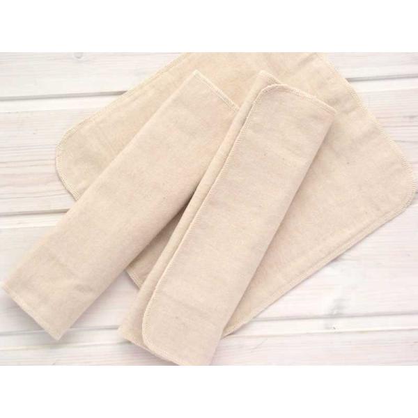 オーガニックコットンの茶色の柔らかい起毛生地を使ってパイル生地をはさみました。三つ折タイプのため、汚れた面を折り返して使うことができます。縫い目も少ないので汚れ落ちにもすぐれています。本体・縫製糸の素材は、すべて純オーガニックコットン１００...