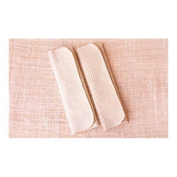 折り方次第で自在に使える、純オーガニックコットン100％の三つ折り布ナプキンです。平織生地にふんわりやわらかな起毛をほどこした無柄面と、お気に入りの下着を選ぶようにキュートな柄を楽しんでいただける、ストライプとチェックの2柄をご用意しました...