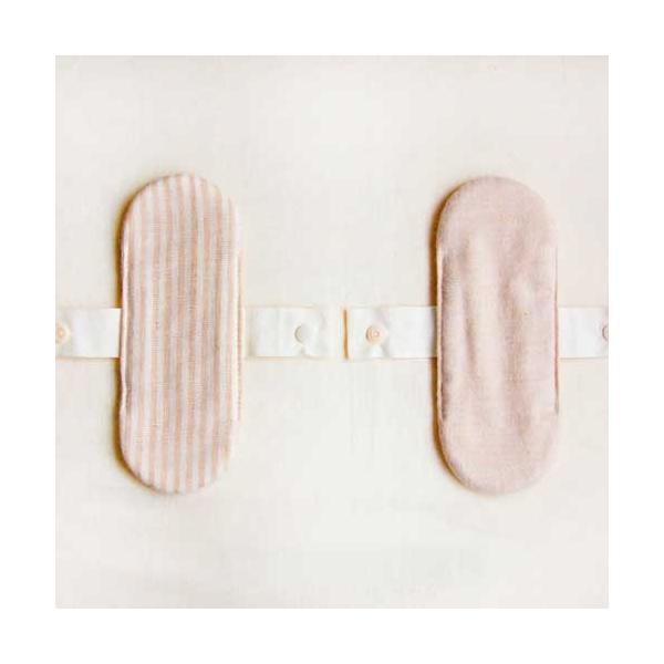 オーガニックコットンのやわらかな風合いの軽い日・おりもの用の布ナプキンです。軽い生理の日やおりものにも使えて、普段使いにも毎日使いたくなってしまう気持ちよさ。気軽に持ち歩きもできる便利な布ナプキンです。本体・縫製糸の素材は、すべて純オーガニ...