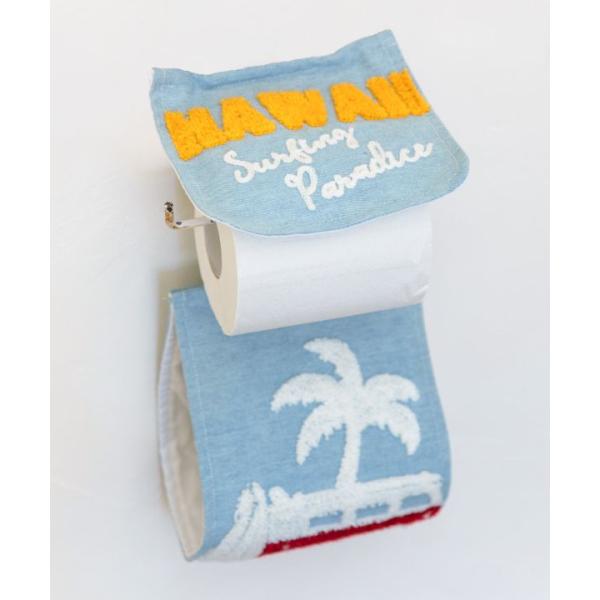 デニム生地にワーゲンバスやナル(波)がサガラ刺しゅうで表現されたロールペーパーホルダー。海を感じる色合いとモチーフが夏らしさを運んでくれます。サイズ 上部 : 縦 15cm 横 16cm　下部 : 一周 44cm 横 16cm  素材 表地...