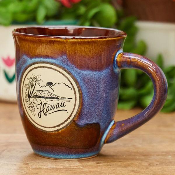 オールドコロアタウンのレトロな街並みのようなマグカップ。デザインが大胆に施されているので、インテリアに置くだけでハワイアン気分に。ライオンコーヒーを入れておうち時間をお楽しみ下さい。電子レンジ、食洗器使用可能。サイズ 高さ11.5cm 口径...