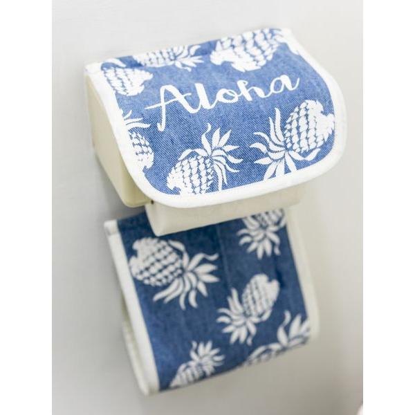 デニム素材のロールペーパーホルダー。トイレの中でもハワイ気分を味わえます♪サイズ：縦 37cm 横 16cm素材：綿100%配送方法：ポスト投函こちらの商品は、職人による手作りとなります。◆生地の取り方により1点1点柄の出方・配置、形や色に...