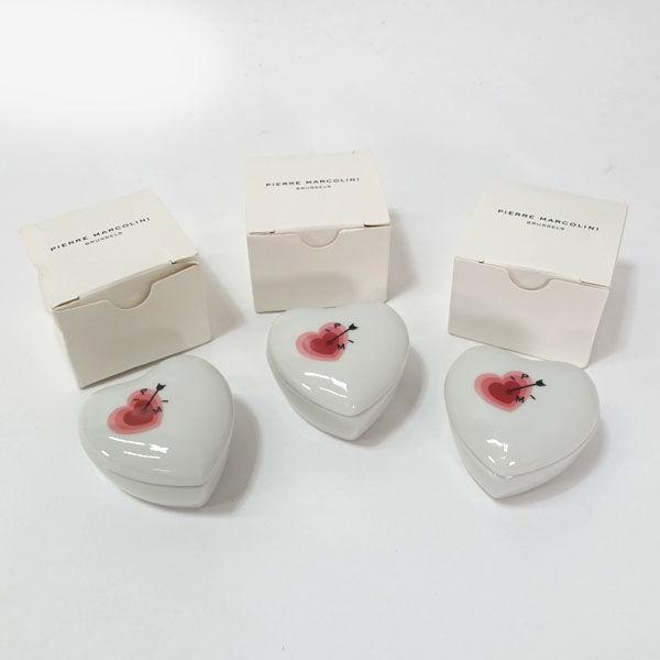 ・メーカー　　：PIERRE MARCOLINI BRUSSELS・サイズ　　　：（本体）横幅　（約ｃｍ）:5.0，（本体）奥行　（約ｃｍ）:3.0，(本体)全高 (約cm):2.5，・色(柄)の系統：ホワイト・付属品　　　：共箱(ダメージ...