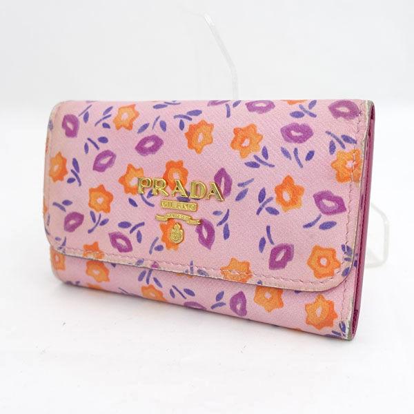 ・メーカー　　：PRADA / プラダ・製品型番　　：1PG222・サイズ　　　：横幅（W)　（約ｃｍ）:10.5，高さ（H)　（約ｃｍ）:6.5，奥行（D)　（約ｃｍ）:1，総重量　（約ｇ）:63.5，・色(柄)の系統：ピンク・デザイン　...