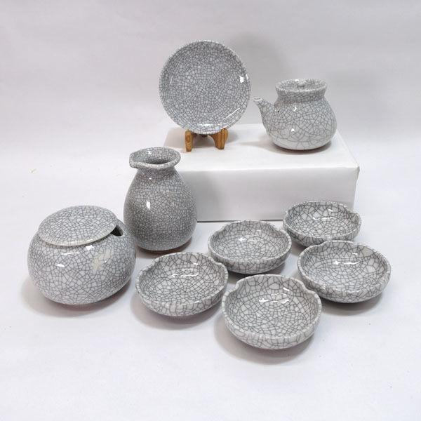 ・メーカー　　：瀬戸焼・サイズ　　　：(醤油入れ)横幅 (約cm):11，(醤油入れ)奥行 (約cm):10，(醤油入れ)高さ (約cm):9.2，(つゆ入れ)直径 (約cm):8，(つゆ入れ)高さ (約cm):11，(蓋物)直径 (約cm...