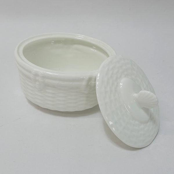 ・メーカー　　：WEDGWOOD / ウェッジウッド・サイズ　　　：横幅　（約ｃｍ）:10.8，奥行　（約ｃｍ）:8.8，蓋含む高さ (約cm):10，深さ(約cm):6.4，・色(柄)の系統：ホワイト・素材　　　　：陶器---------...