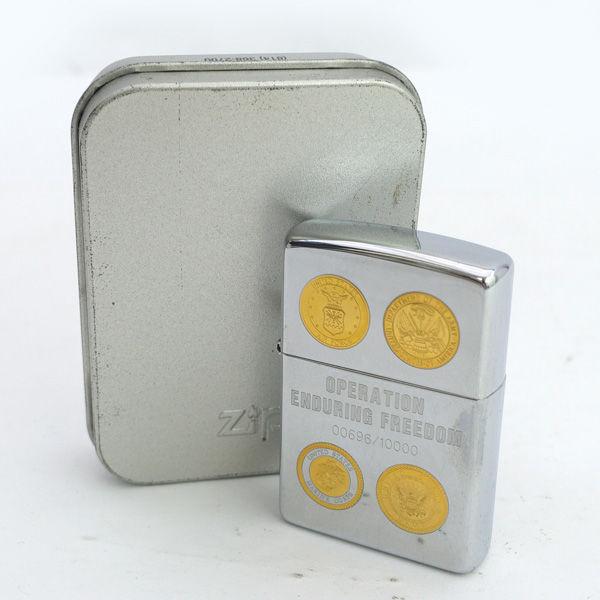 ・メーカー　　：Zippo / ジッポ・製造番号　　：696・サイズ　　　：横幅　（約ｃｍ）:3.5，奥行　（約ｃｍ）:1.2，高さ　（約ｃｍ）:5.5，重量　（約g）:56，・色(柄)の系統：シルバー ゴールド・デザイン　　：ライター・付...