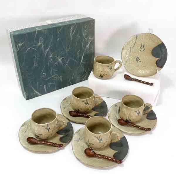 ・メーカー　　：まるほんとーき　雅・サイズ　　　：口径　（約ｃｍ）:6.5，高さ　（約ｃｍ）:6.0，ソーサー直径 (約cm):15.0，スプーン全長(約cm):10.0，・色(柄)の系統：ブラウン グリーン・付属品　　　：共箱(汚れあり)...