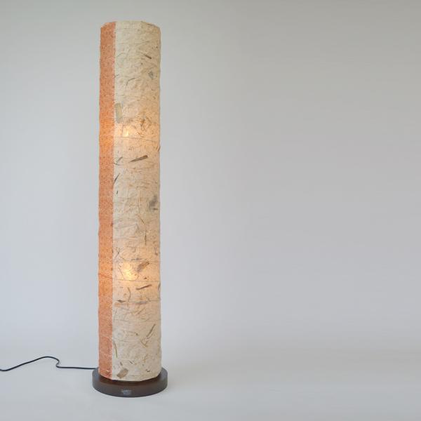 洋室にぴったりの”和”を意識させない新感覚モダン照明。二つの異なった素材の和紙を公合わせたフロアライトです。点灯しなくても、お部屋のアクセントになります。和風のお部屋にももちろんお使いいただけます。天然素材を使用しているため、色・サイズ・形...