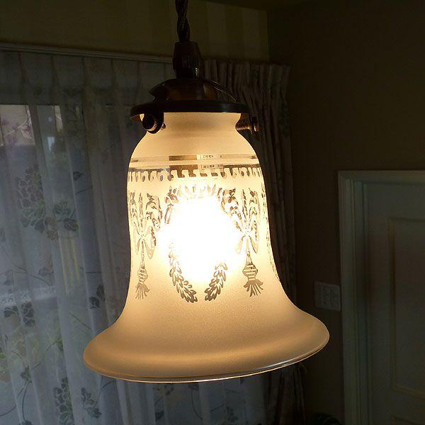 ヨーロッパで1930年代から40年代にかけて製造されていた製品をモチーフにアンティーク調デザインの照明器具を展開する照明メーカ【SUNYOW】サンヨウのガラスペンダントライト。欧州伝統のデザインを活かしたアンティーク仕立てのペンダントライト...