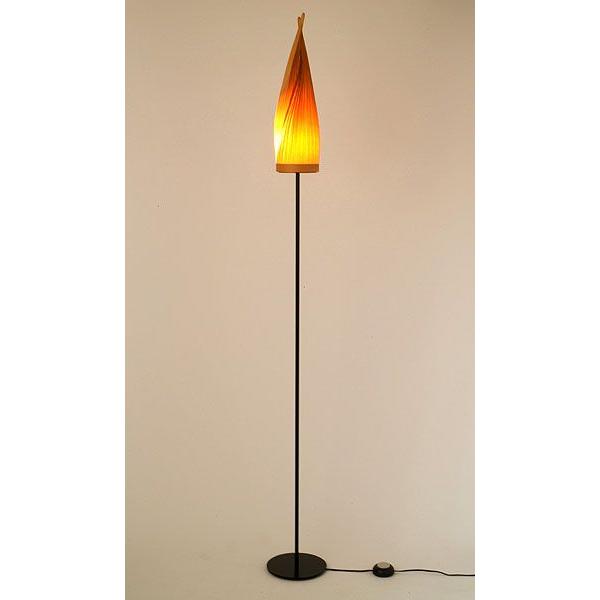 ※こちらの商品はお届けまでに2〜3週間日程度の お時間を頂戴しております。予めご了承願います。 天然の素材の良さを生かした作品を展開する造形作家、藤井真哉氏の見た目にも美しい照明Komorebiシリーズ。古くから高級家具や玩具に使われ親しま...