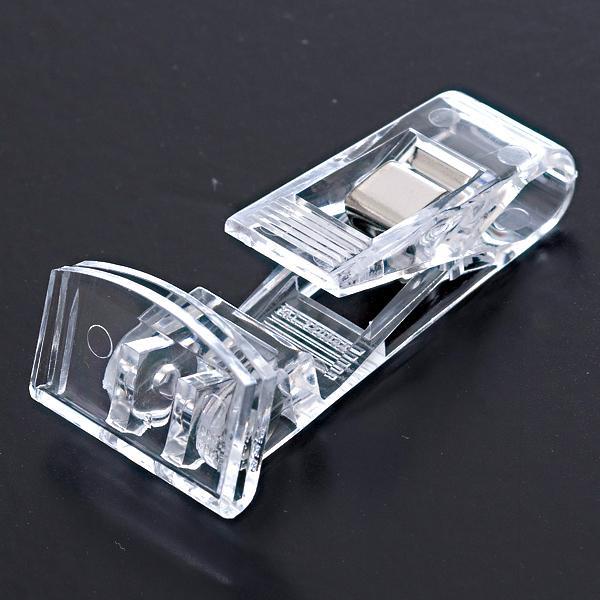 仕切り板や箱に挟み、高さに応じて見やすい角度にリクライニング。　■種別／UC-7　■サイズ／W25×H55mm　■対応カード厚／0.3〜0.5mm　■クリップ開口／8mmまで　■素材／スチロール樹脂　■備考／○カード差し込み部分はリクライニ...