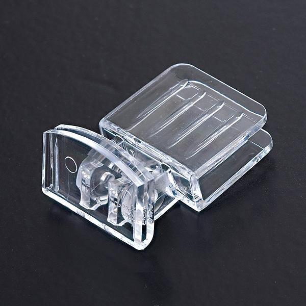 ボードやガラス棚に挟み、高さに応じて見やすい角度にリクライニング。　■種別／UC-6　■サイズ／W25×H40mm　■ボード差込部／5mmまで　■対応カード厚／0.3〜0.5mm　■素材／スチロール透明　■備考／○暑さ5mmの棚に挟めます○...