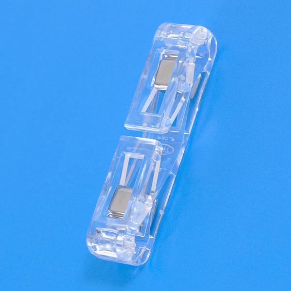 POP用紙を上下に連結できます。　■種別／1ケ入　■サイズ／W11×D11×H56mm　■クリップ開口／約4mm　■素材／スチロール　メーカー・委託先在庫のため在庫確認が必要な商品です。予期せぬ欠品・廃番の可能性がございます。