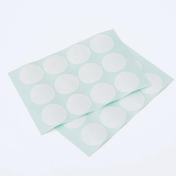 被着体を傷めず、のり残り、曇りがまったくない両面テープです。　何度でも粘着がよみがえります。カード立や仕切板の底面に　■種別／ピンナップシールD　■サイズ／φ30mm　■入数／24片入り　■素材／基材：ポリエステルフィルム、粘着剤：ウレタン...