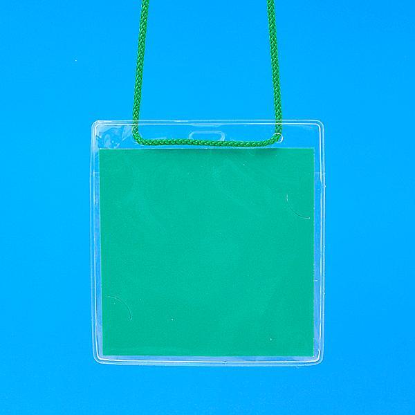 安価で使いやすくよく目立つ！イベント会場にもってこい！　パーティ・各種イベント会場で色分けして使え、とても便利。　■種別／グリーン　■外寸／W107×H115mm　■中紙サイズ／100×100mm　■ひもの長さ／約900mm　■素材／オレフ...