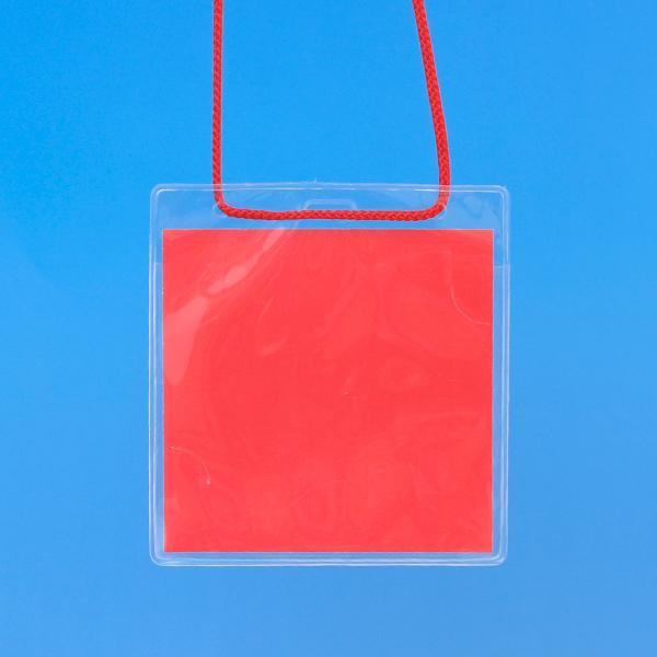 安価で使いやすくよく目立つ！イベント会場にもってこい！　パーティ・各種イベント会場で色分けして使え、とても便利。　■種別／レッド　■外寸／W107×H115mm　■中紙サイズ／100×100mm　■ひもの長さ／約900mm　■素材／オレフィ...