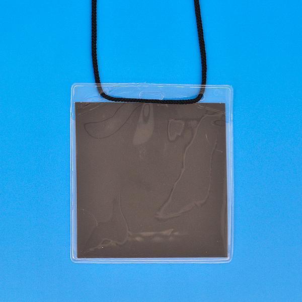 安価で使いやすくよく目立つ！イベント会場にもってこい！　パーティ・各種イベント会場で色分けして使え、とても便利。　■種別／ブラック　■外寸／W107×H115mm　■中紙サイズ／100×100mm　■ひもの長さ／約900mm　■素材／オレフ...