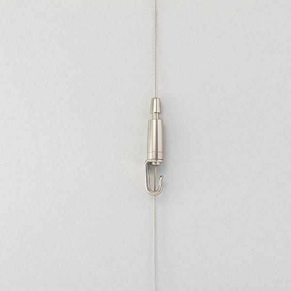 スライドハンガーは取付の簡単なワイヤーの固定、調節金具です。　パネルなど吊っているものを希望の位置に自由に固定できます。　■種別／スライドハンガー20（B1081）　■ワイヤー線径／φ1.2mm　■長さ／1000mm　■素材／鋼　■仕上げ／...