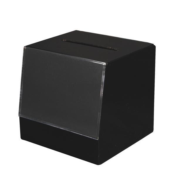 ■本体サイズ／W155×D150×H150mm■投入口サイズ／110×10mm■印刷物挿入面／A6（ハガキサイズ）■ロック用の穴サイズ／φ5mm■色：ブラック■素材／PVC 2mmメーカー・委託先在庫のため在庫確認が必要な商品です。予期せぬ...
