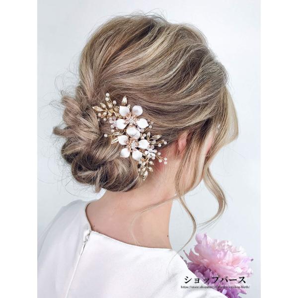 【デザイン】小枝なデザインで、クリスタルがとてもキラキラします♪　お花モチーフが可憐な印象です。モチーフ部分が曲げられる仕様になっているためアレンジも自在！つけるだけで華やかなブライダルアクセサリーです。ウエディングドレスに使用される高級生...