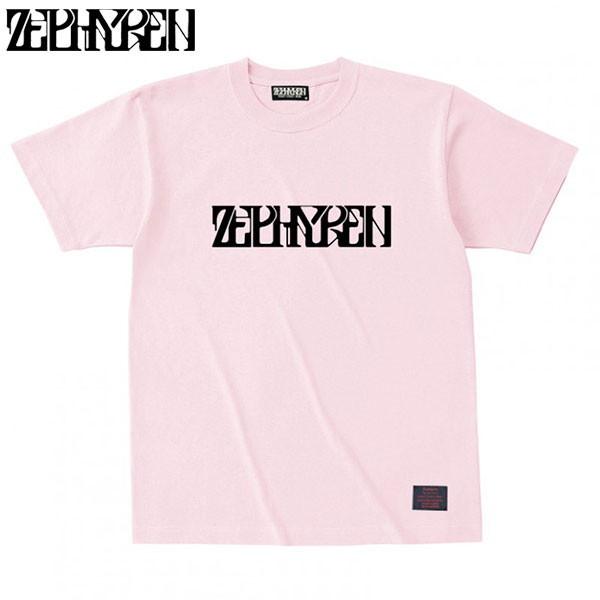 ストリートの王道をゆくZEPHYRENを代表するアイコン『VISIONARY』を胸にあしらった看板アイテムの一柱。着心地よく上質なコットン素材と、計算され尽くしたシルエットのモデリング、見飽きることのない鉄板ロゴによる三位一体のバランスがま...