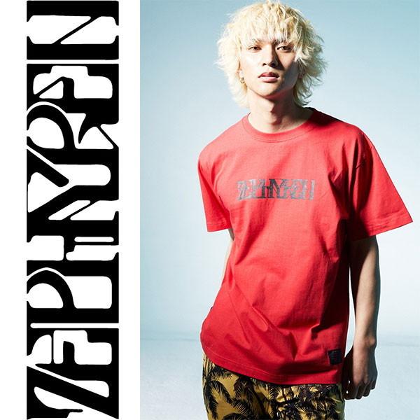 ストリートの王道をゆくZEPHYRENを代表するアイコン『VISIONARY』を胸にあしらった看板アイテムの一柱。着心地よく上質なコットン素材と、計算され尽くしたシルエットのモデリング、見飽きることのない鉄板ロゴによる三位一体のバランスがま...