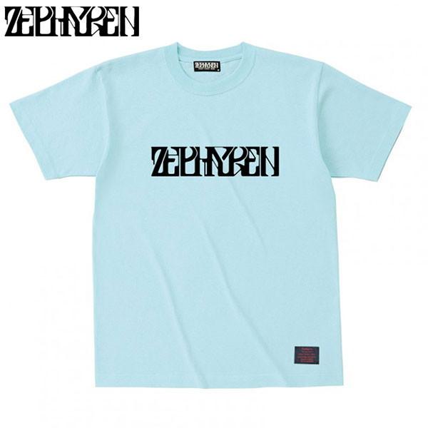 ストリートの王道をゆくZEPHYRENを代表するアイコン『VISIONARY』を胸にあしらった看板アイテムの一柱。着心地よく上質なコットン素材と、計算され尽くしたシルエットのモデリング、見飽きることのない鉄板ロゴによる三位一体のバランスがま...