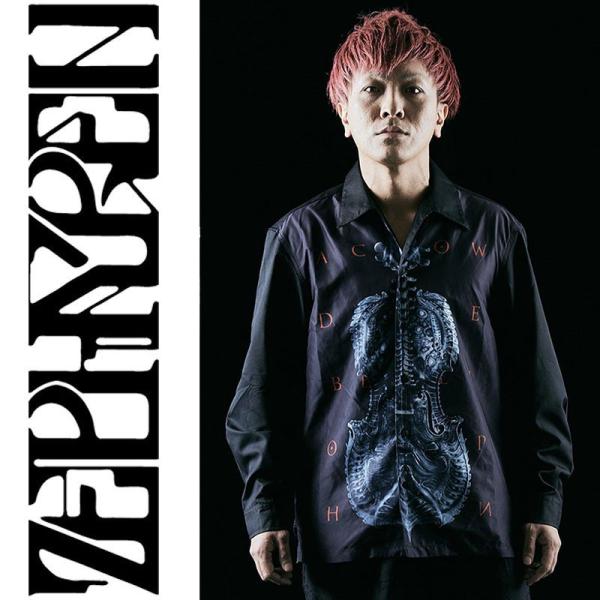 ハイトーンボイスとハードボイスのツインボーカルが病みつきになる2007年結成のラウドロックバンド「a crowd of rebellion」を迎えたコラボシャツ。飽きの来ないクラシカルなボディのフロントには、クリーチャーの骨格を楽器の素材に...