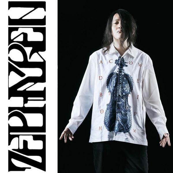 ハイトーンボイスとハードボイスのツインボーカルが病みつきになる2007年結成のラウドロックバンド「a crowd of rebellion」を迎えたコラボシャツ。飽きの来ないクラシカルなボディのフロントには、クリーチャーの骨格を楽器の素材に...