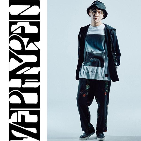 弾き飛ばされて宙を舞う女の子と、無限に広がる宙(そら)は、空間、時間を意味します。「She finally broke the silence(彼女は沈黙を破った)」。自分を信じて行動しても、失敗することはある。自分にはできないかも知れない...