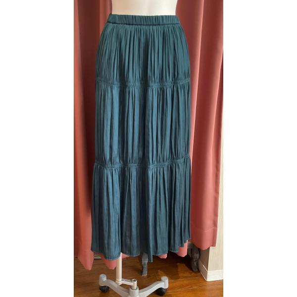 SALE 17,380円→10,400円Fronce ブルーフロンセ ワイドパンツ光沢感のある落ち着いたグリーンカラーのスカートです、ギャザー切替デザインで落ち感のあるきれいなシルエットになります。ウエストはストレスフリーな総ゴム仕様で履き...