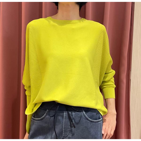 ATELIER SIX アトリエシックス サーブルストレッチドルマンニット手触りがとても良いサーブルストレッチニット、ボトムが合わせやすく、きれいめ見えするニットです。ドルマンシルエットが一枚でサマになるアイテムです。サイズ F着丈59cm...