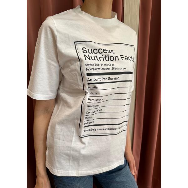 sfide スフィーデ ラベル風デザインＴシャツSALE 8,800円→5,280円着心地の良い柔らかなコットン素材のＴシャツです。ラベル風のプリントデザインがインパクトある一枚です。サイズ ３８(M)着丈 ５８cm 身幅 ９６ｃｍ袖丈 ２...