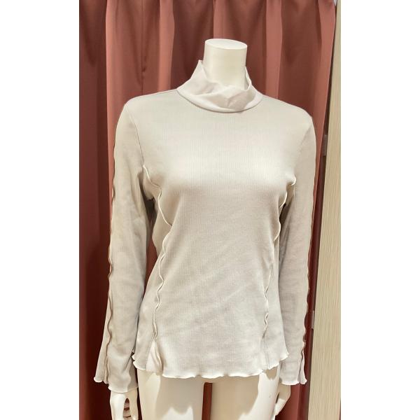 Blue Fronce ブルーフロンセ シアーネックメロウデザインリブトップスシアーネックデザインのリブ素材で伸縮性がある柔らかな着心地です。袖口や裾にもシアーがあしらわれたデザインでさりげない透け感がポイントです。メロウ加工が施されていて...