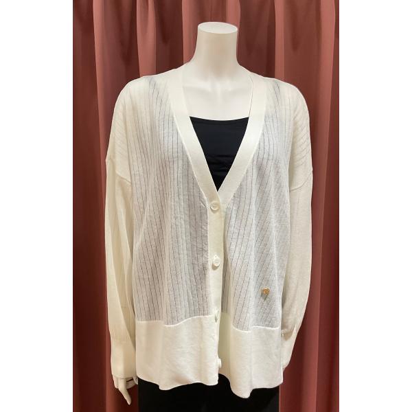 SALE14,300円→9,900PRIORITY プライオリティ Vネックカーディガンやや深めのサイドスリットにドロップショルダーでゆったり着やすいカーディガン。ロゴチャームが可愛くポイントに。透け感のある軽い羽織で長いシーズン着まわせる...