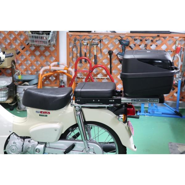 シート着脱はワンタッチ！スーパーカブにジャストフィットするようコンパクト化しました！！スライド固定位置は4ポジションタケガワ製ピリオンシート専用（品番09-11-0244）※一部カット必要弊社HPにて加工済みシートを販売してますEVOコンパ...