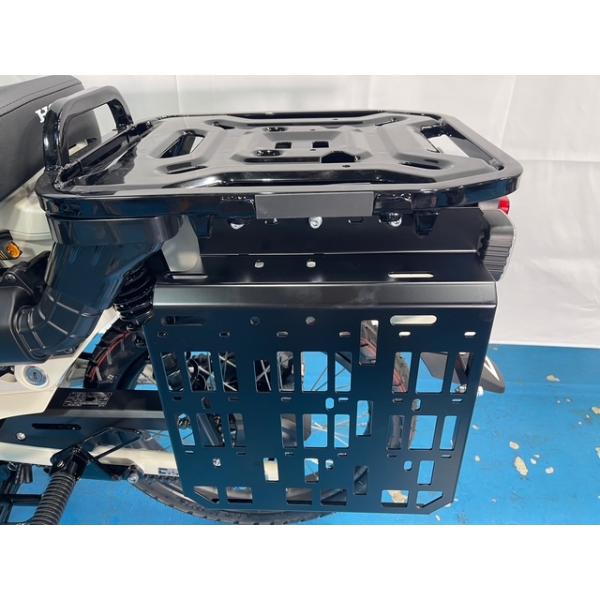 CT125（ハンターカブ）に取付けできるサイドバックサポートです。純正キャリアのツールボックスを外して取り付けます（ツールボックスは付属の専用ブラケットで取付け可能）板厚3.2ｍｍ幅315ｍｍ高さ305ｍｍの座面でバッグ類をサポート。本体重...