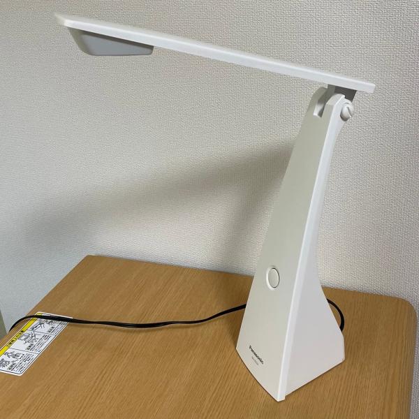 小さな文字も読みやすい「文字くっきり光」搭載趣味や学習に使いやすいコンパクトタイプ均一に明るく照らせる蛍光灯スタンド照度JIS:A形相当の明るさ小さな文字も読みやすい「文字くっきり光」搭載趣味や学習に使いやすいコンパクトタイプ均一に明るく照...