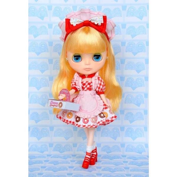 「商品情報」ドナは、世界一美味しいドーナツを作る最高のドーナツ職人。赤と白のギンガムチェックのワンピースにピンクのエプロン、フリルとリボンのついたカチューシャを合わせたドーナツショップの制服を着ています。フェイスタイプ：ラディエンスエボリュ...