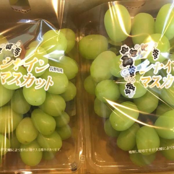 長野県の素晴らしい逸品、シャインマスカット！種もなく、皮ごと食べられる贅沢な味わいが魅力です。糖度は18度以上という高い甘さは、まさに絶品！口に広がる濃厚な愛情と豊かな香りは、まさしくマスカットの新たなスターです。贈り物にもぴったりな一品で...