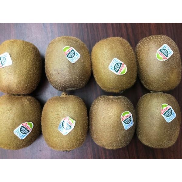 キウイフルーツには様々なビタミンやミネラルが含まれますが、特に多く含まれているのがビタミンC。五訂増補日本食品成分表で見ると、100g中に69mg。これは、ミカン約3個分になり、果物の中でも豊富に含まれています。1日の所要量は100mgとさ...