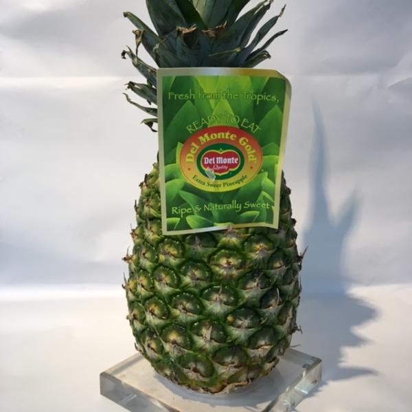 フィリピンのなだらかに広がる高原の斜面で育ったパイナップルです。強烈な日差しと、生産者の愛情に育まれて甘みと酸味のバランスがとれたパイナップルになりました。また、パイナップルは1年中輸入されるので、贈り物などにも重宝されています。