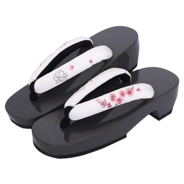 着物美人 送料無料！ 下駄 日本製 F 白 黒 刺繍 s471801-3【 設立40周年記念価格品！】■ 商品詳細濃いグレー系の塗り台に鼻緒は縮緬に刺繍のヒール桐下駄！足にやさしい太めの鼻緒の良質品！※ 箱は付いていません。夏の浴衣 ひとえ...