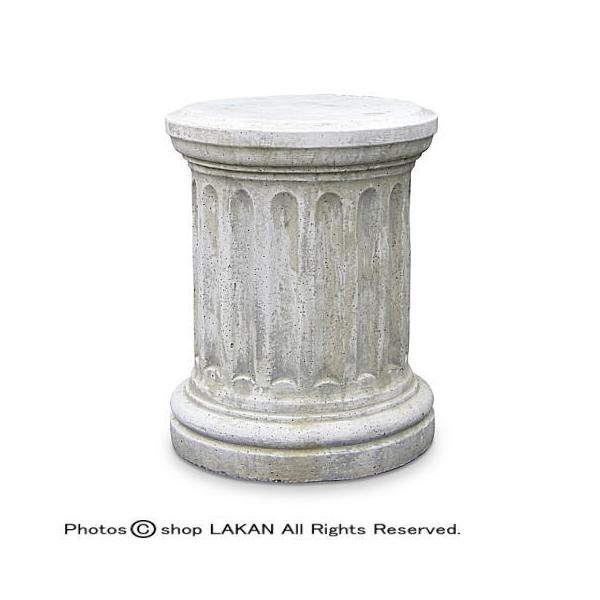 (イタルガーデン社製) サロニカH60cm石造円柱台座 COD06-118 / 材質：人工大理石製 / サイズ： φ４８ x H６０ cm / 白セメントと大理石砕粒子の練り込みの原料により成型された作品です。天面サイズの１５〜３０％小さ目...