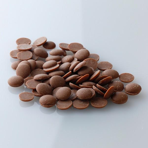 国際規格で「総カカオ固形分35％以上、カカオバター31％以上、無脂カカオ固形分2.5％以上、カカオバター以外の代用油脂は使用不可」などの条件が定められている、お菓子作りに使用される脂肪分の高いチョコレート「クーベルチュールチョコレート」。ド...