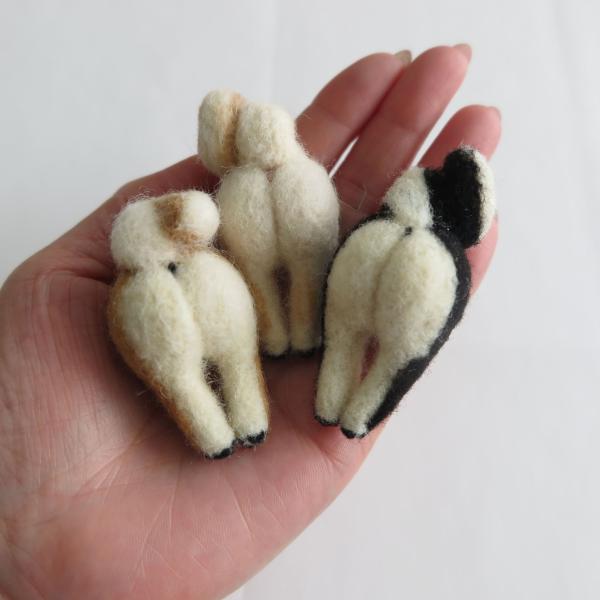 柴犬の可愛い桃尻を再現した、羊毛フェルトのブローチですふわっとした毛並みや、丸みのあるシルエット、くるんと巻いてあるしっぽまで細かく表現しました。帽子やバッグに付けるだけで、コーディネートのワンポイントに。シンプルなアイテムにも自然になじみ...